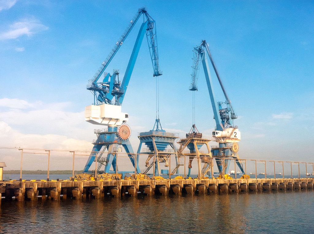 Efficient Cargo Handling with Favelle Favco Wharf Cranes